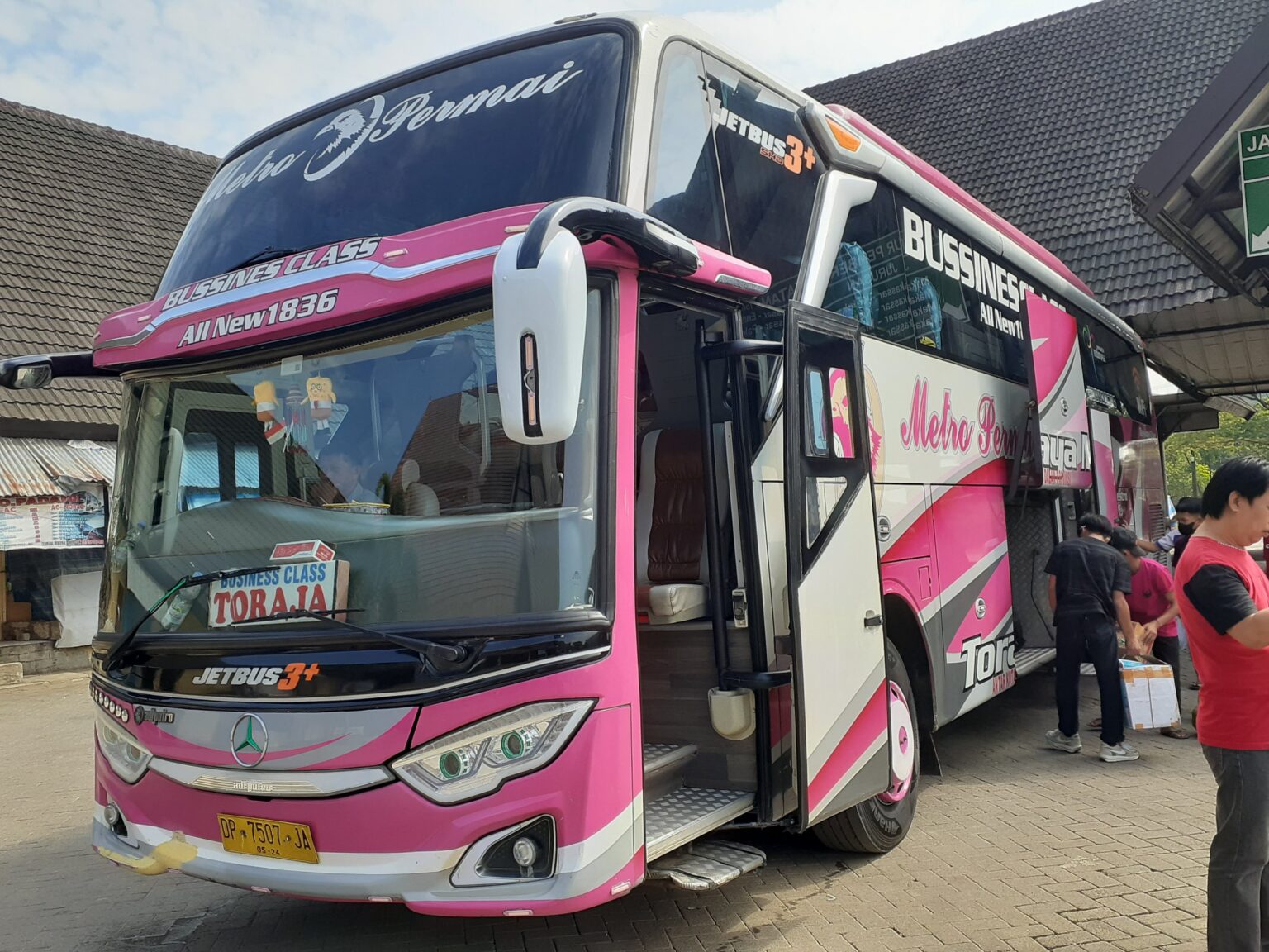 Bus journey from Makassar to Tana Toraja (Rantepao) Took 13 hours in ...